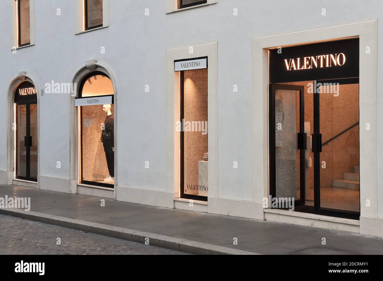 VALENTINO FASHION BOUTIQUE ENTRANCE IN SPAGNA SQUARE Stock Photo - Alamy