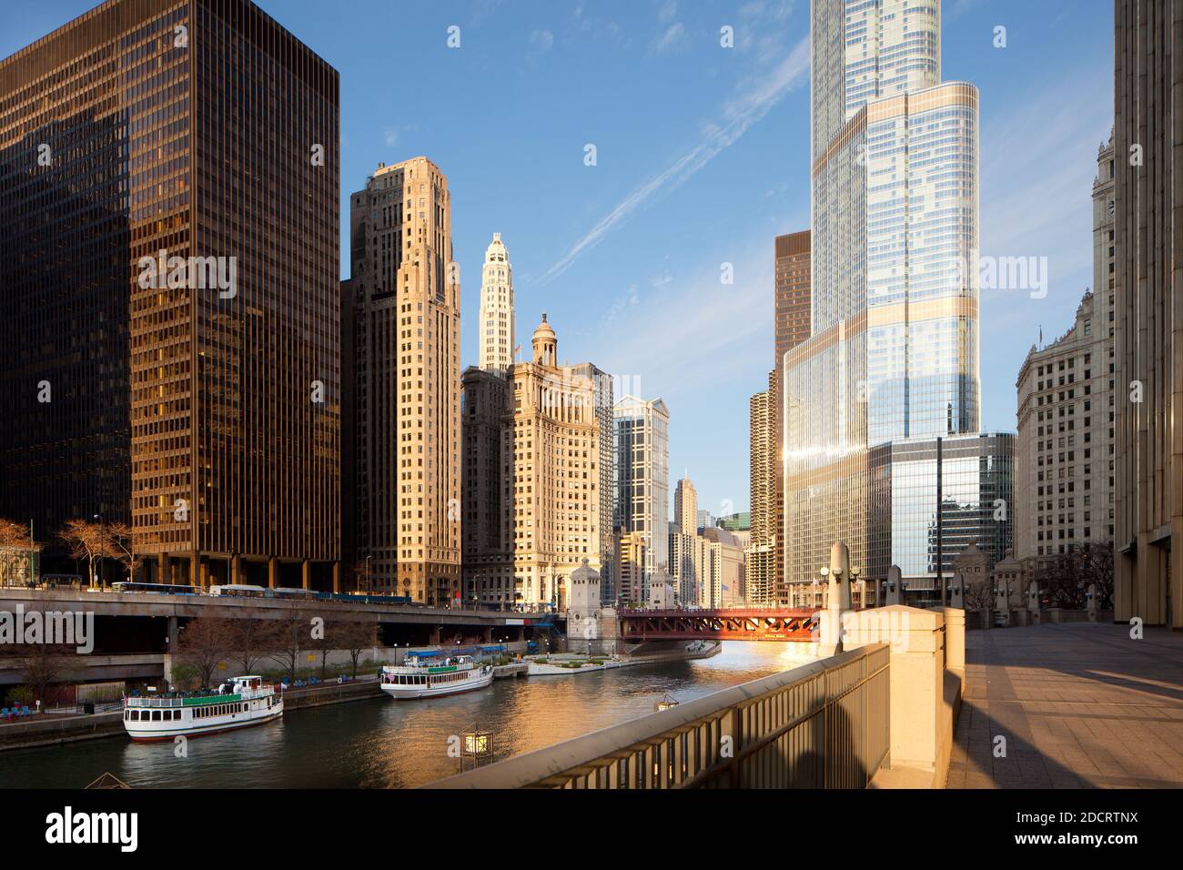 Downtown chicago riverwalk hi-res stock photography and images - Alamy