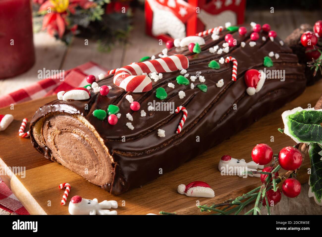 Traditional yule log wood hi-res stock photography and images - Alamy