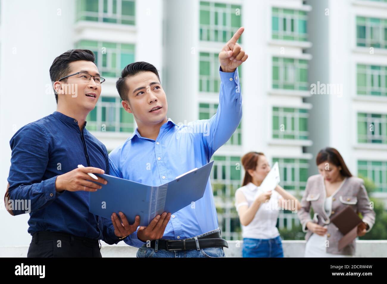 Investors meeting on rooftop Stock Photo - Alamy