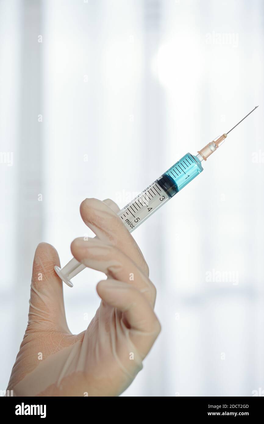 Doctors hand with syringe Stock Photo - Alamy