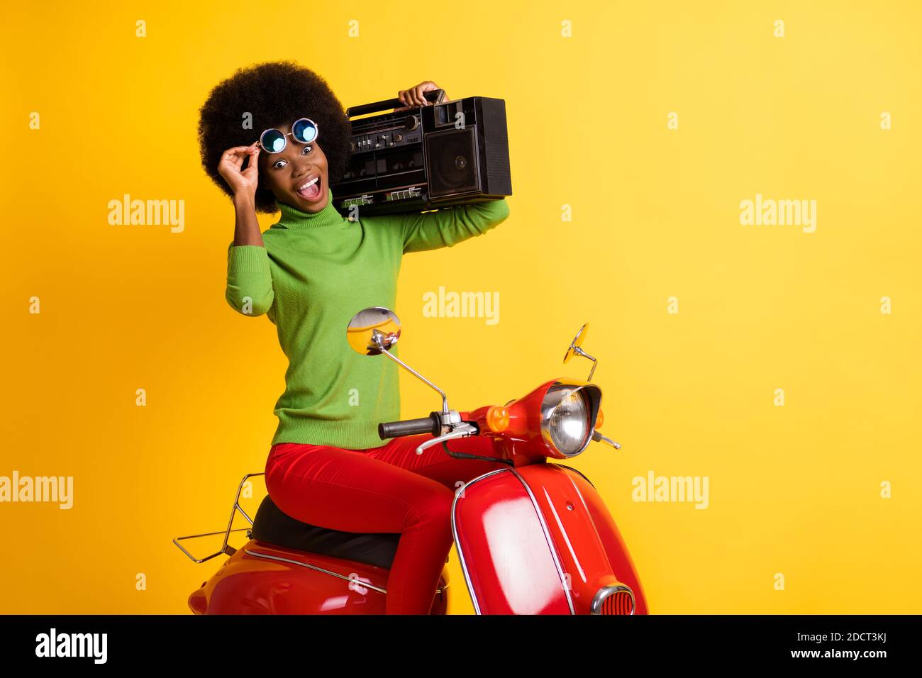 Photo portrait of casual young brunette african american woman red ...