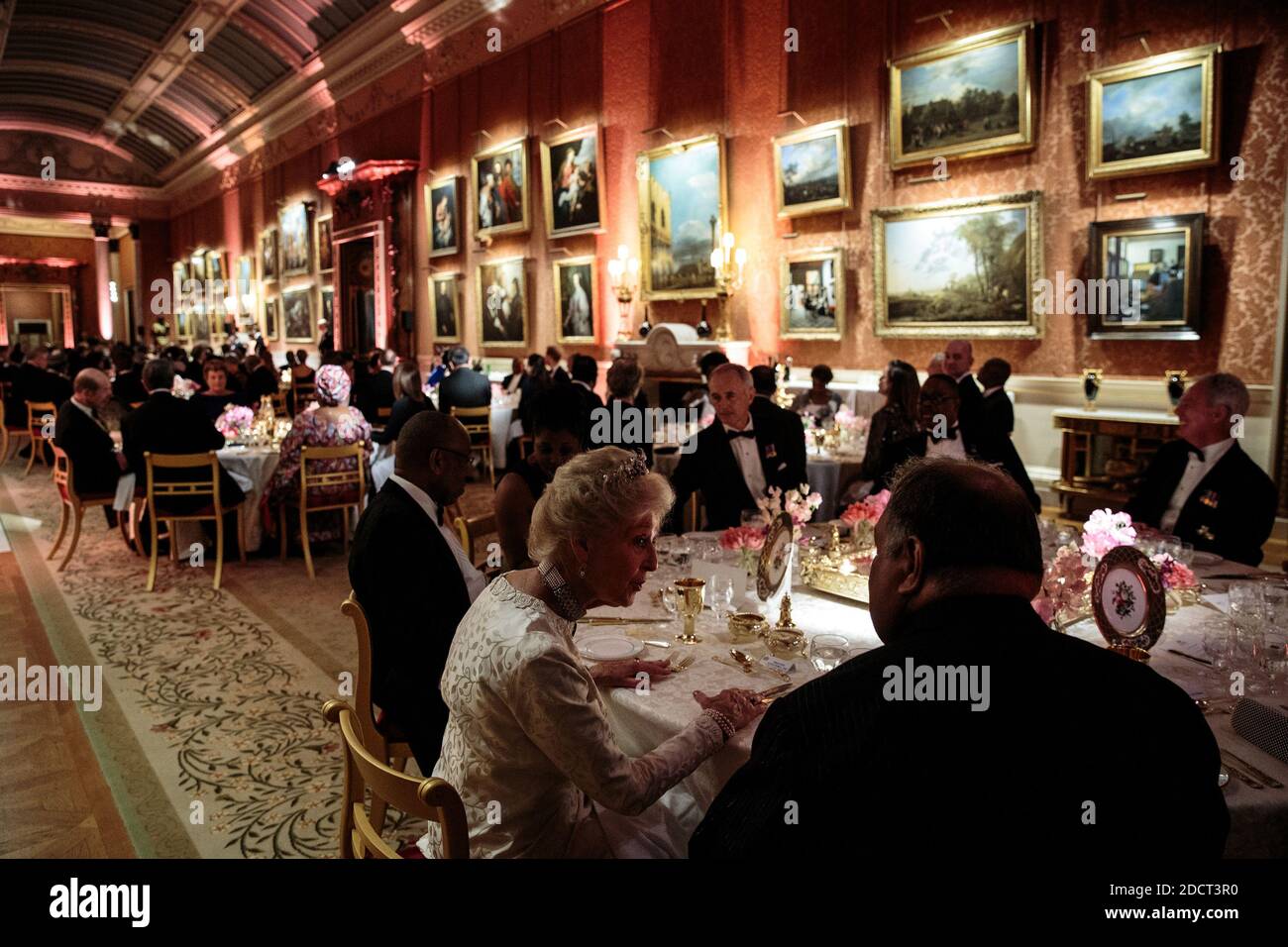 Royal family buckingham palace dinner hi-res stock photography and ...