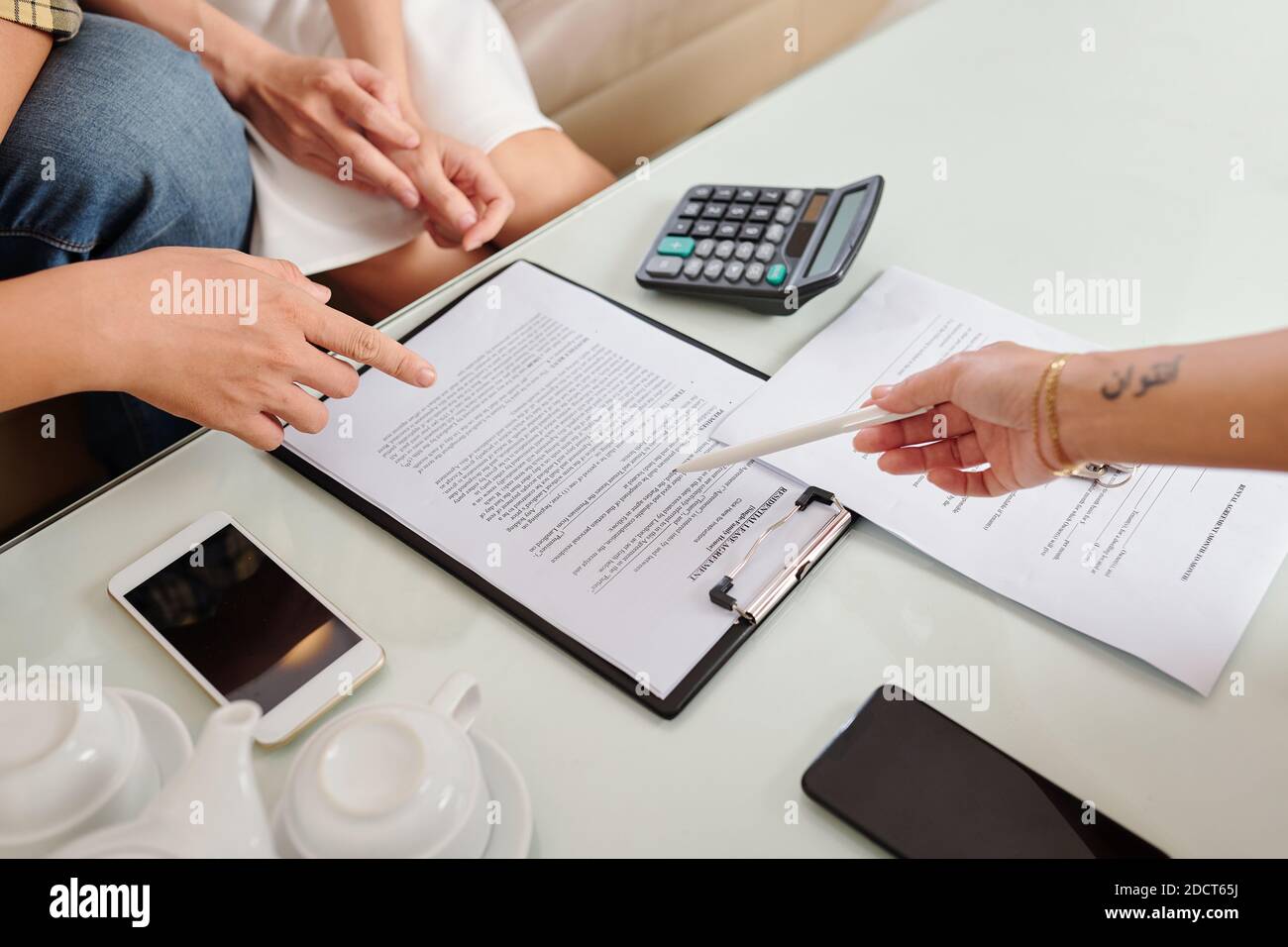 Signing residential lease agreement Stock Photo - Alamy