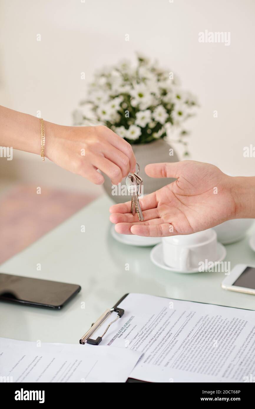 Giving house keys to tenant Stock Photo - Alamy