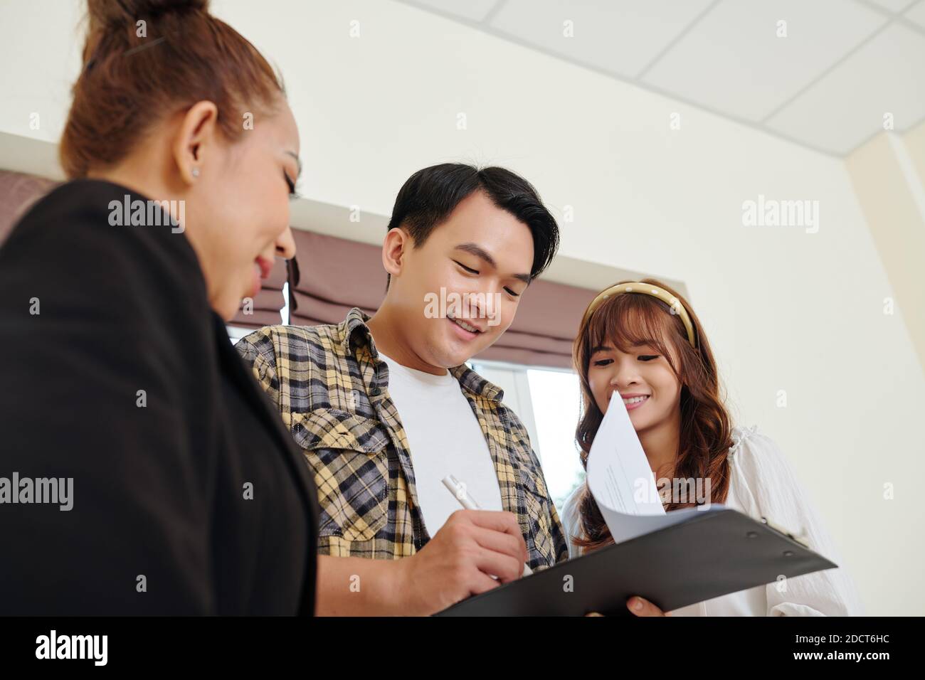 Group of men signing document hi-res stock photography and images - Alamy