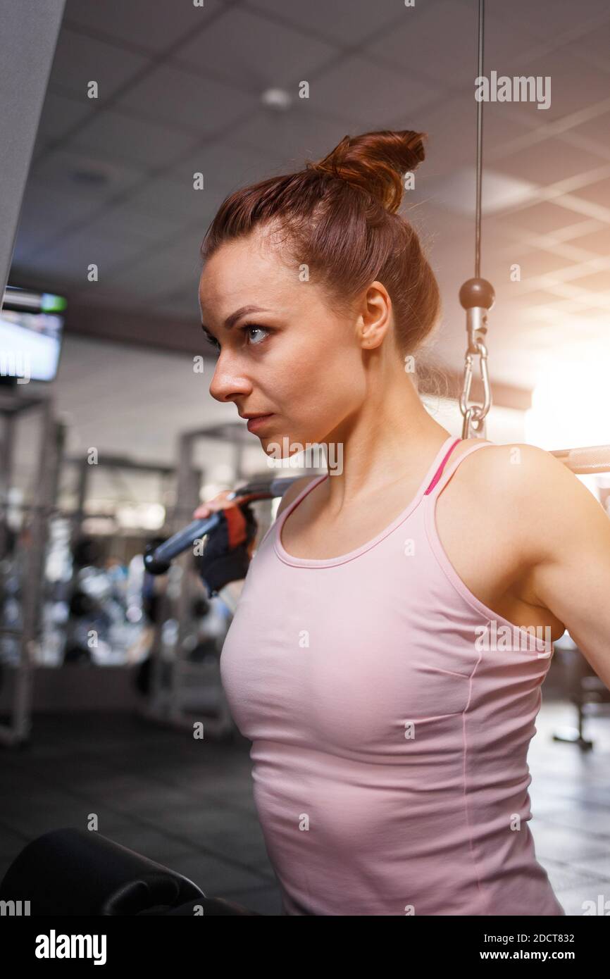 Lat pulldown hi-res stock photography and images - Alamy