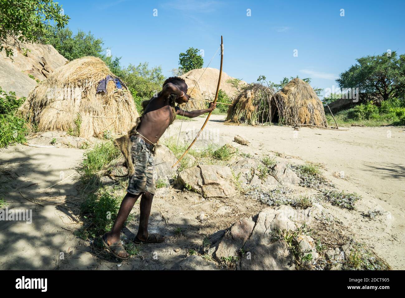 Hunter gatherer bow hadzabe tribe hi-res stock photography and images ...