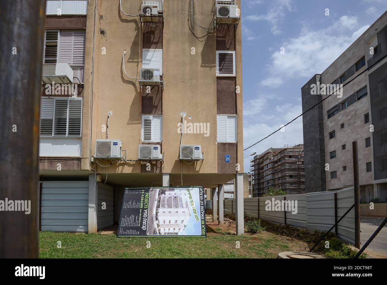 Israel. Tel Aviv. 15 APRIL 2015. View of city streets and city life ...