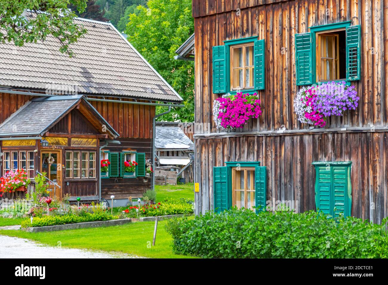 Austrian traditional houses hi-res stock photography and images - Alamy