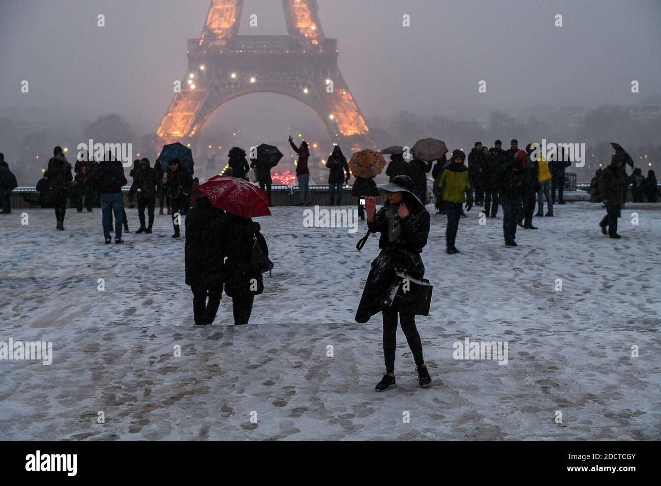 Eiffel tower under snow hi-res stock photography and images - Alamy
