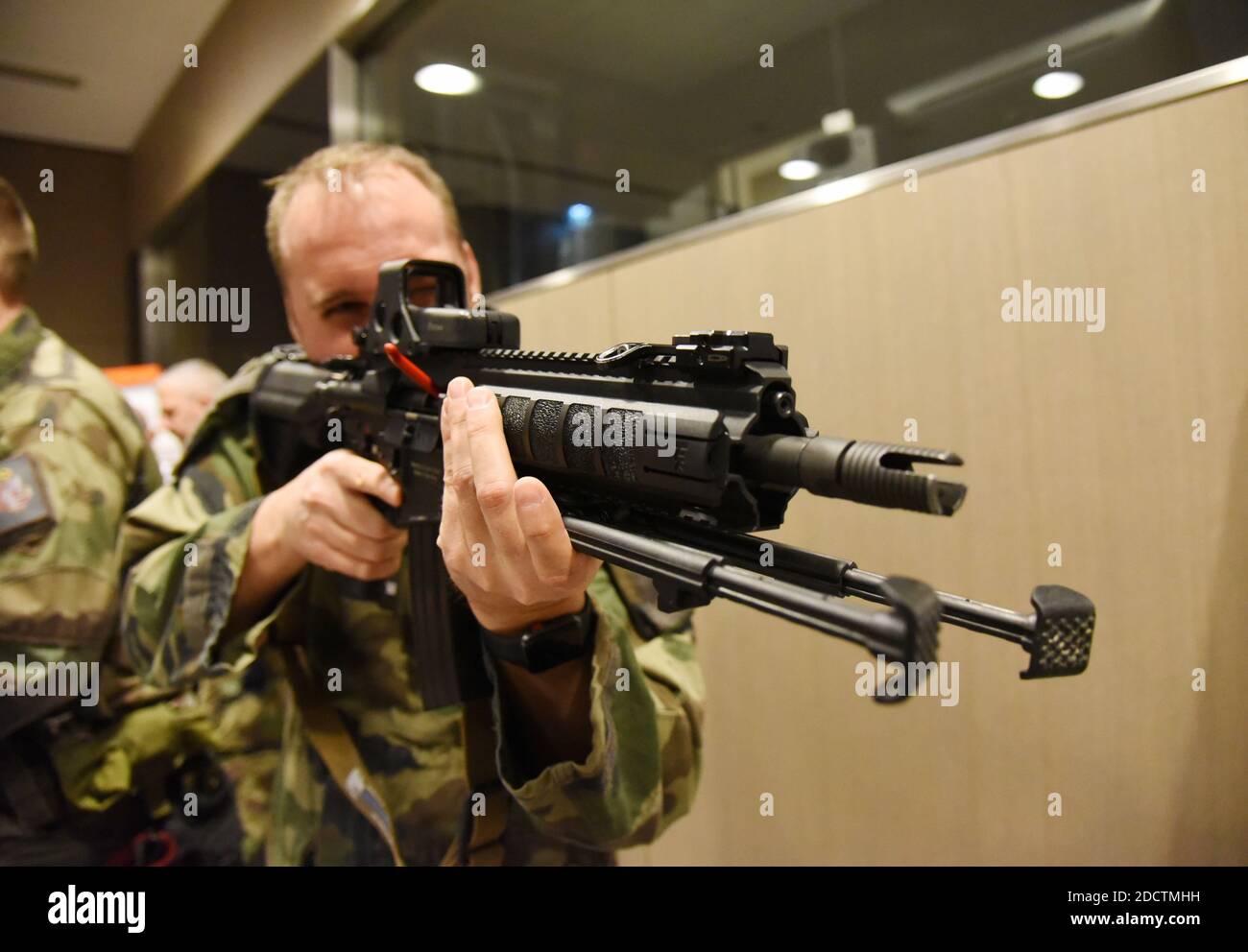 Presentation Nouveau Fusil D'Assaut Des Armées "HK 416 F" au Ministere ...