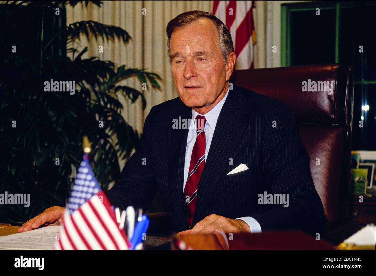 Bush oval office 1990 hi-res stock photography and images - Alamy