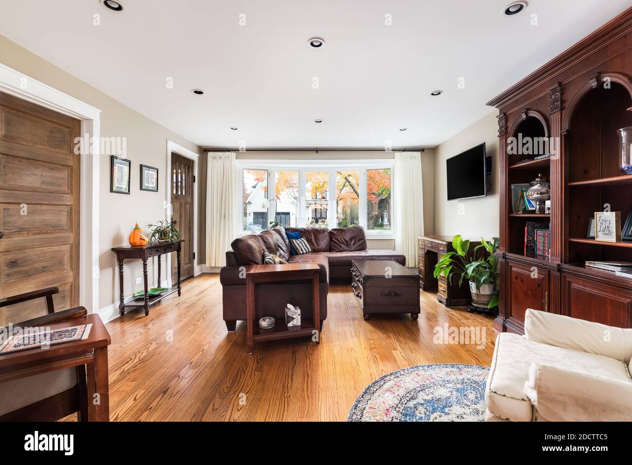 Autumn house interior living room hi-res stock photography and images ...