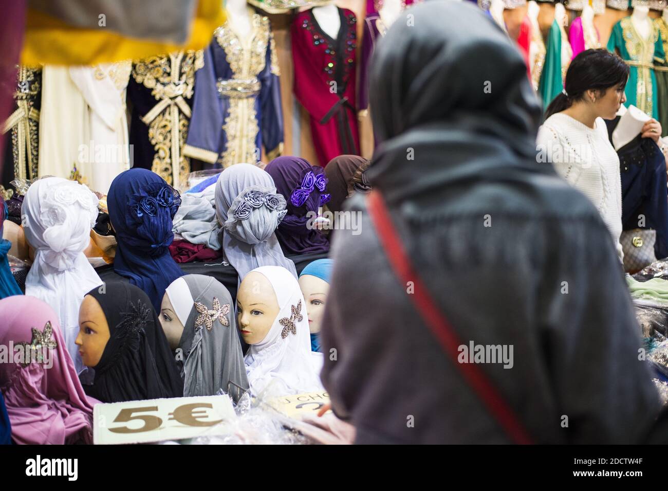 Hijab woman illustration hi-res stock photography and images - Alamy