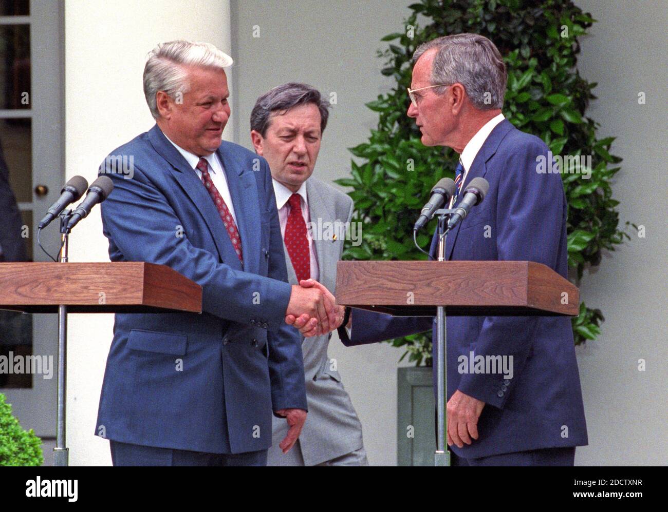 Russian president boris yeltsin hands hi-res stock photography and ...