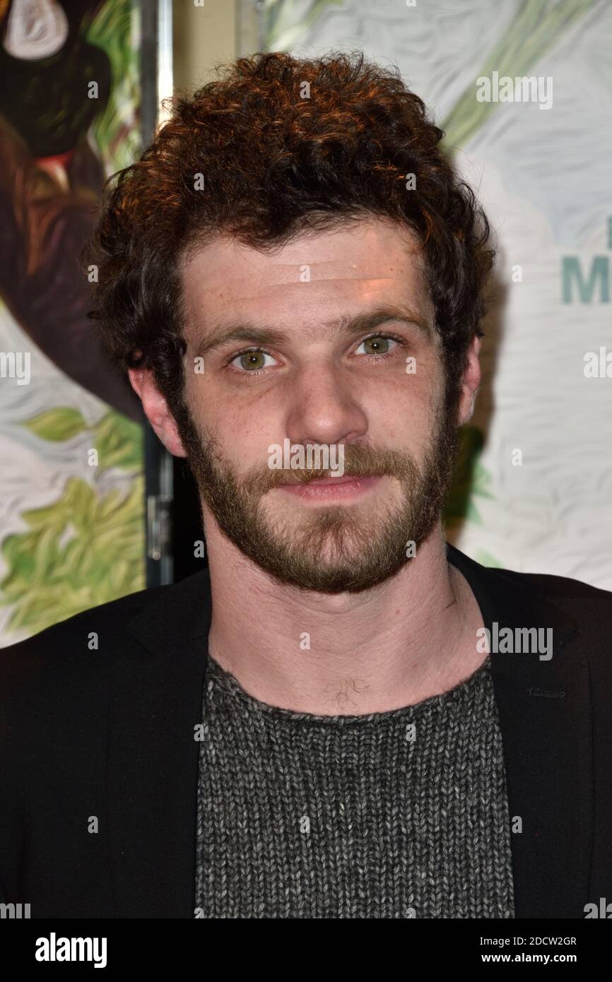 Felix Moati assiste a la premiere de Gaspard va au mariage a Paris ...