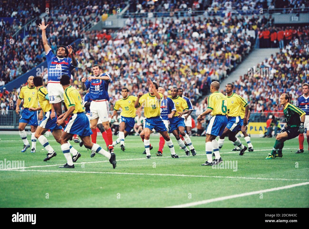 Zinedine zidane world cup final 1998 hi-res stock photography and ...