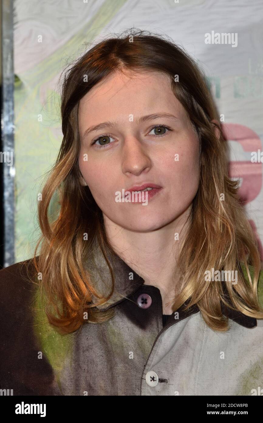 Christa Theret assiste a la premiere de Gaspard va au mariage a Paris ...