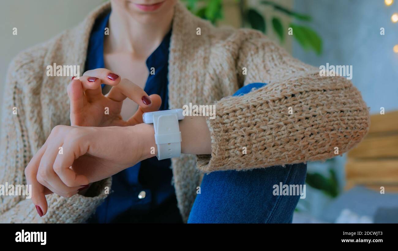 Woman stylish smart watch hi-res stock photography and images - Alamy