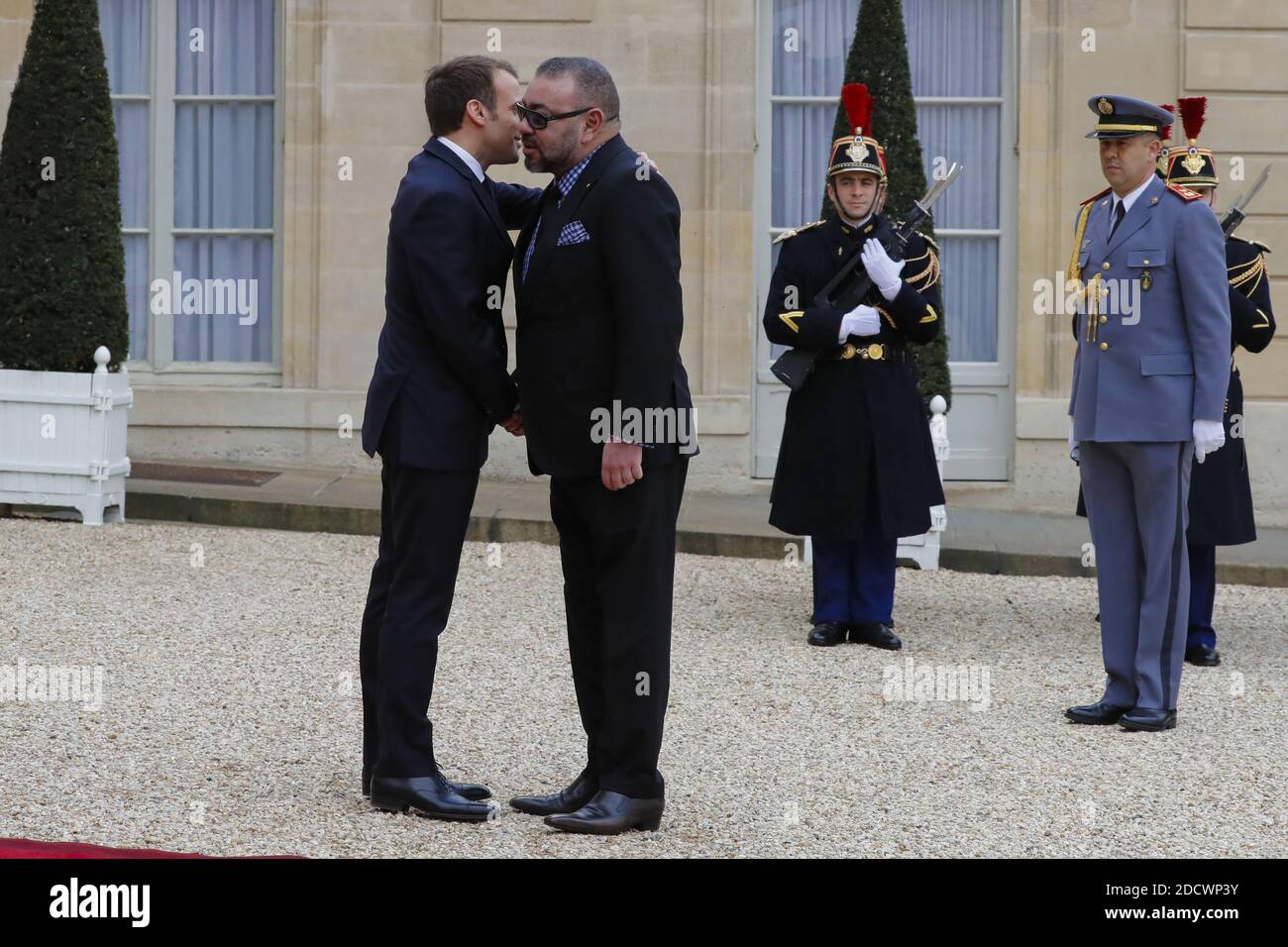 French President Emmanuel Macron receiving Morocco's King Mohammed VI ...