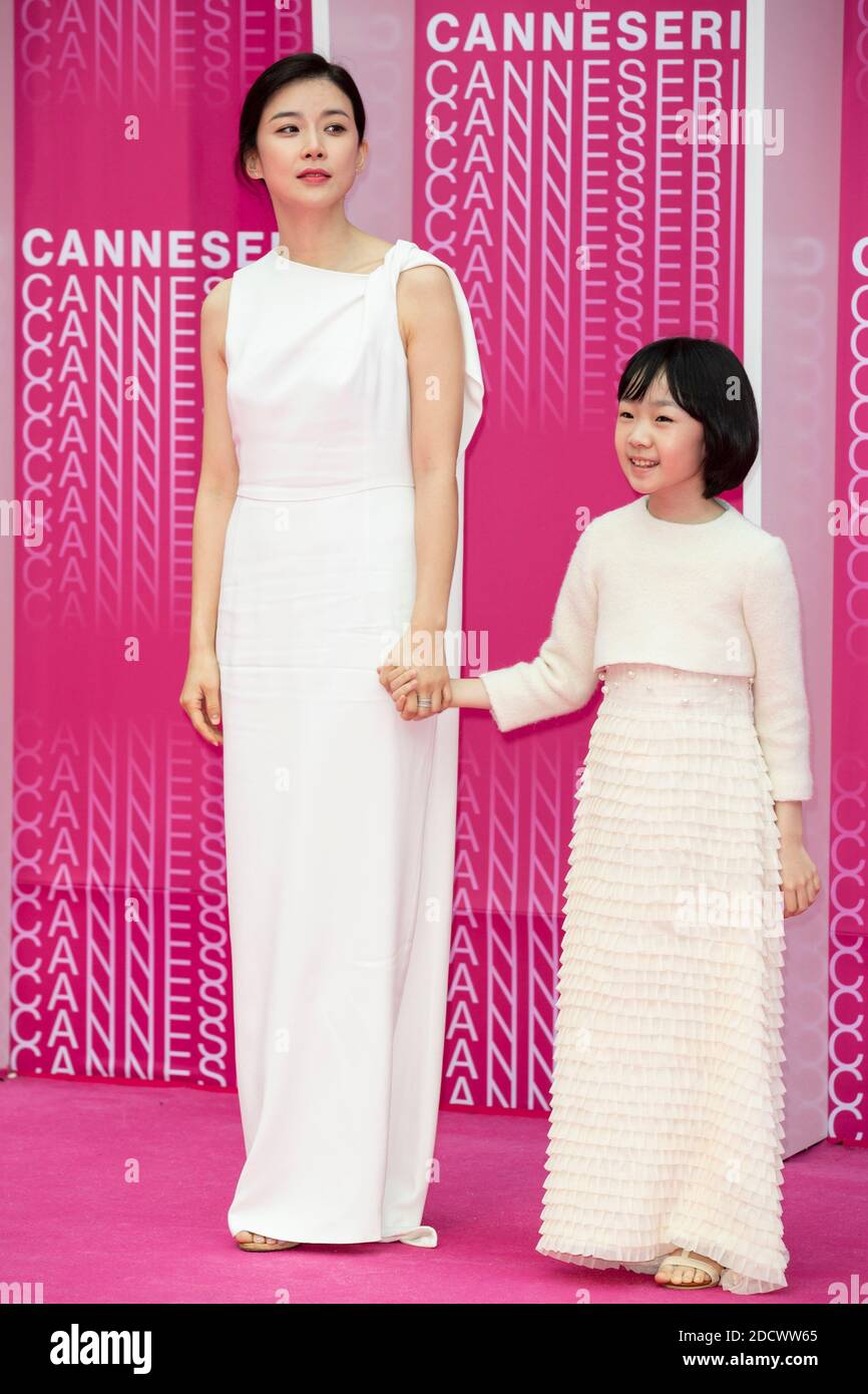 Lee Bo-Young and Heo Yool from the serie 'Mother' pose along the pink ...