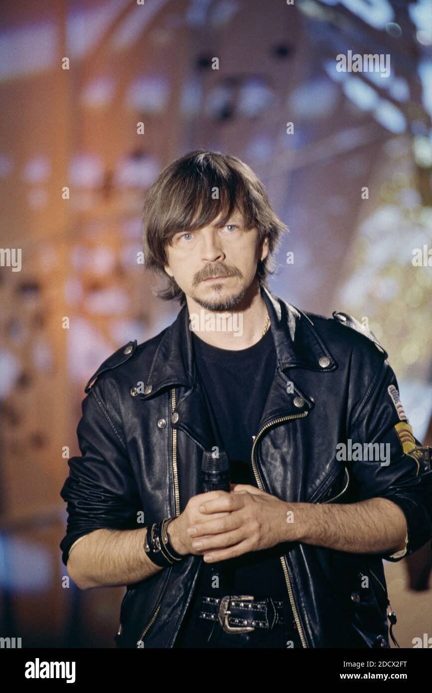French singer and songwriter Renaud on the set of a TV show in Paris ...