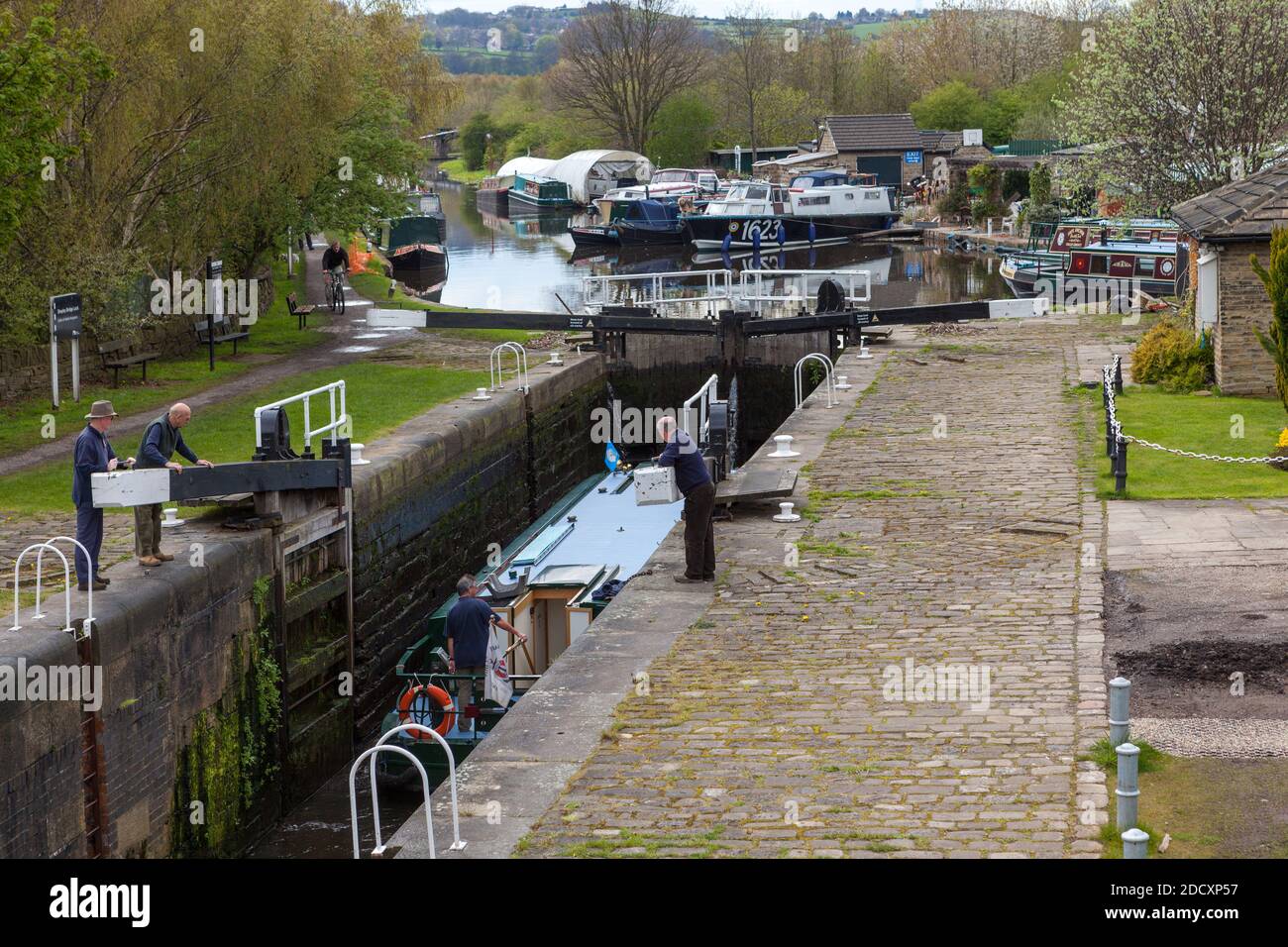 Calder and hebble navigation canal hi-res stock photography and images ...