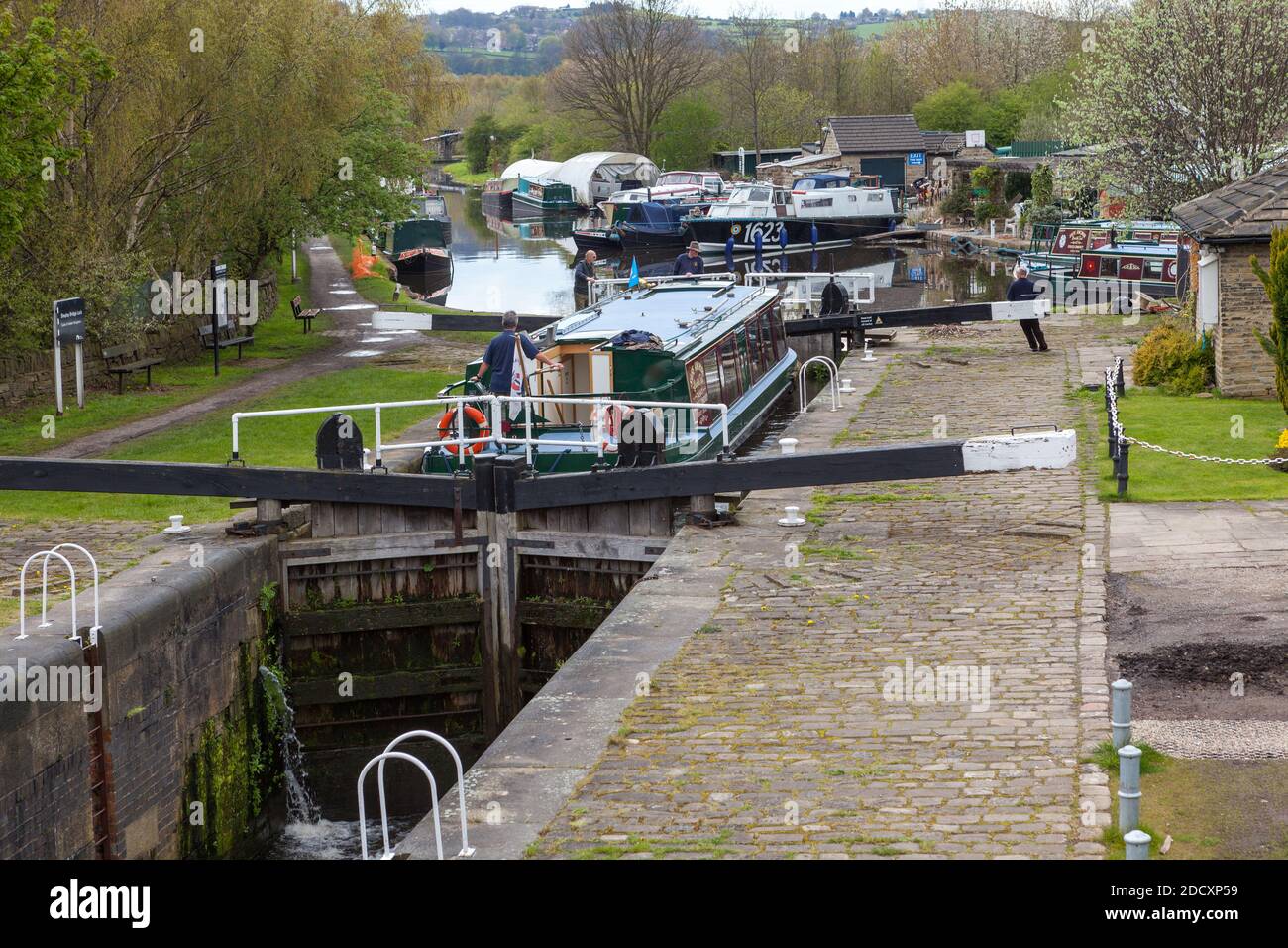 Calder and hebble navigation canal hi-res stock photography and images ...