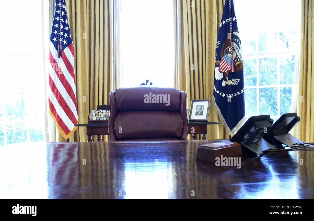 The Resolute desk in the Oval Office of the White House in Washington ...