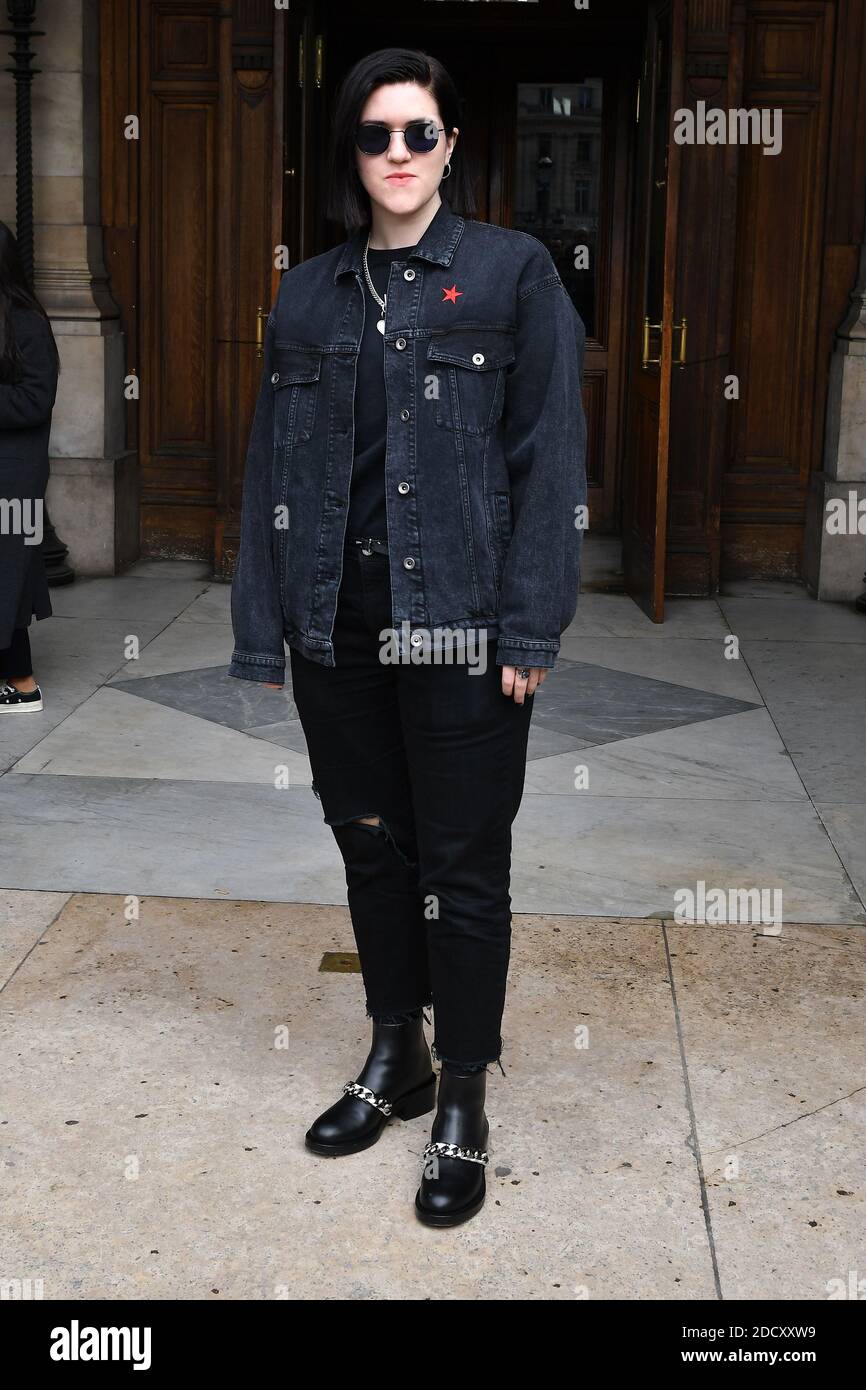 Singer opera garnier hi-res stock photography and images - Alamy