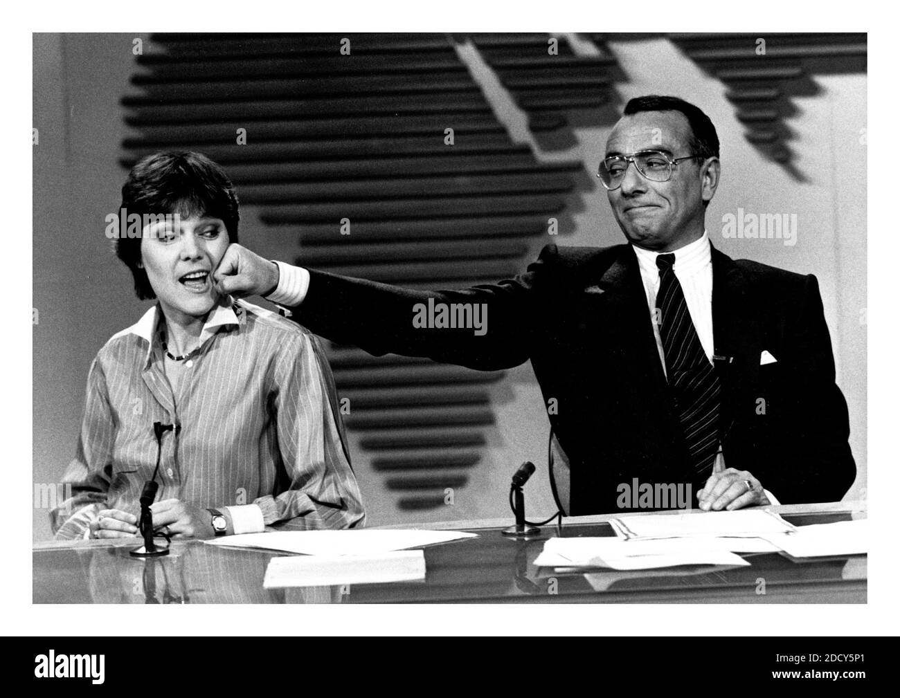Yves Mourousi et Marie Laure Augry sur le plateau du journal de 13h sur ...