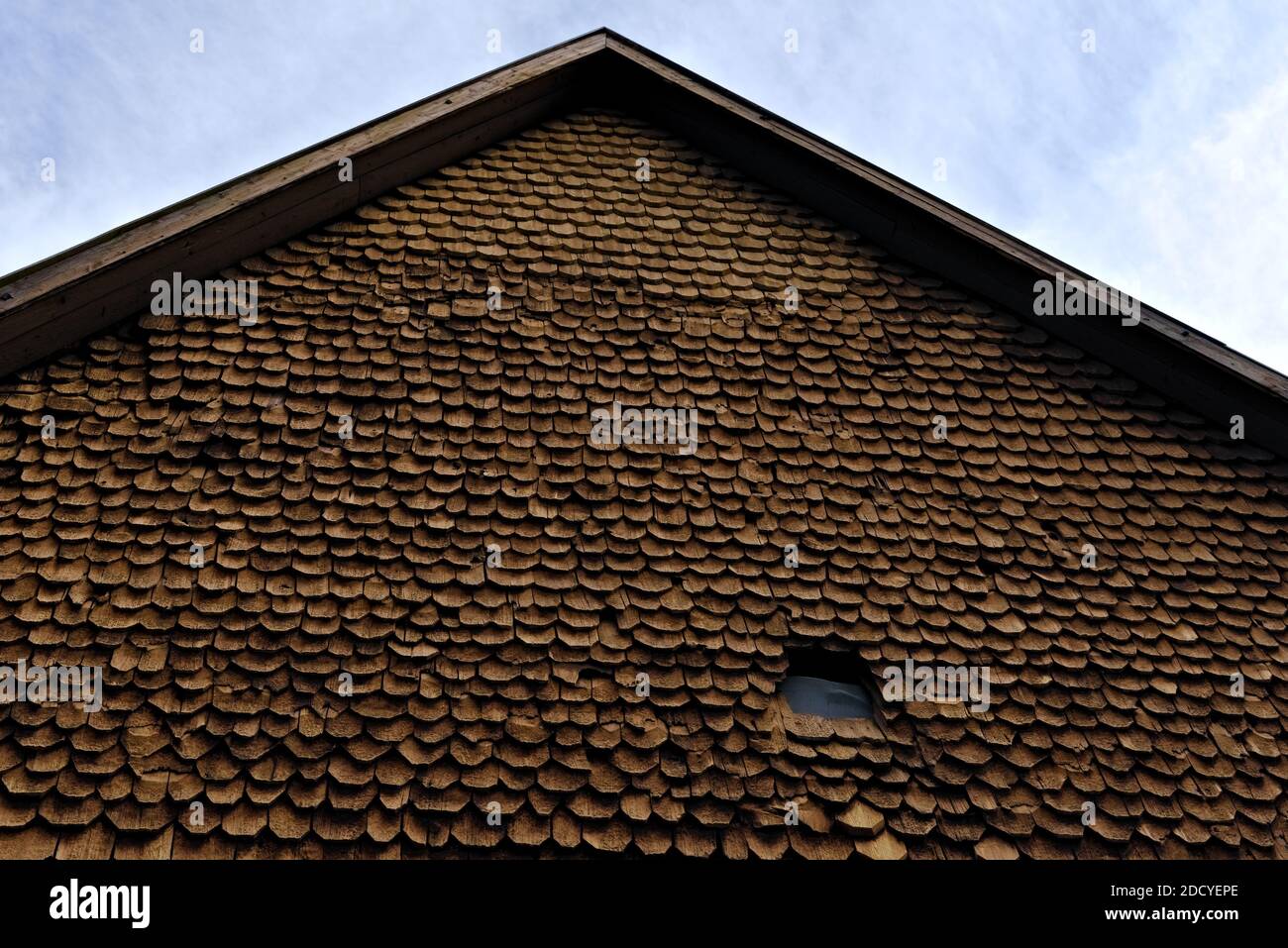 Old worn shingle roof pattern hi-res stock photography and images - Alamy