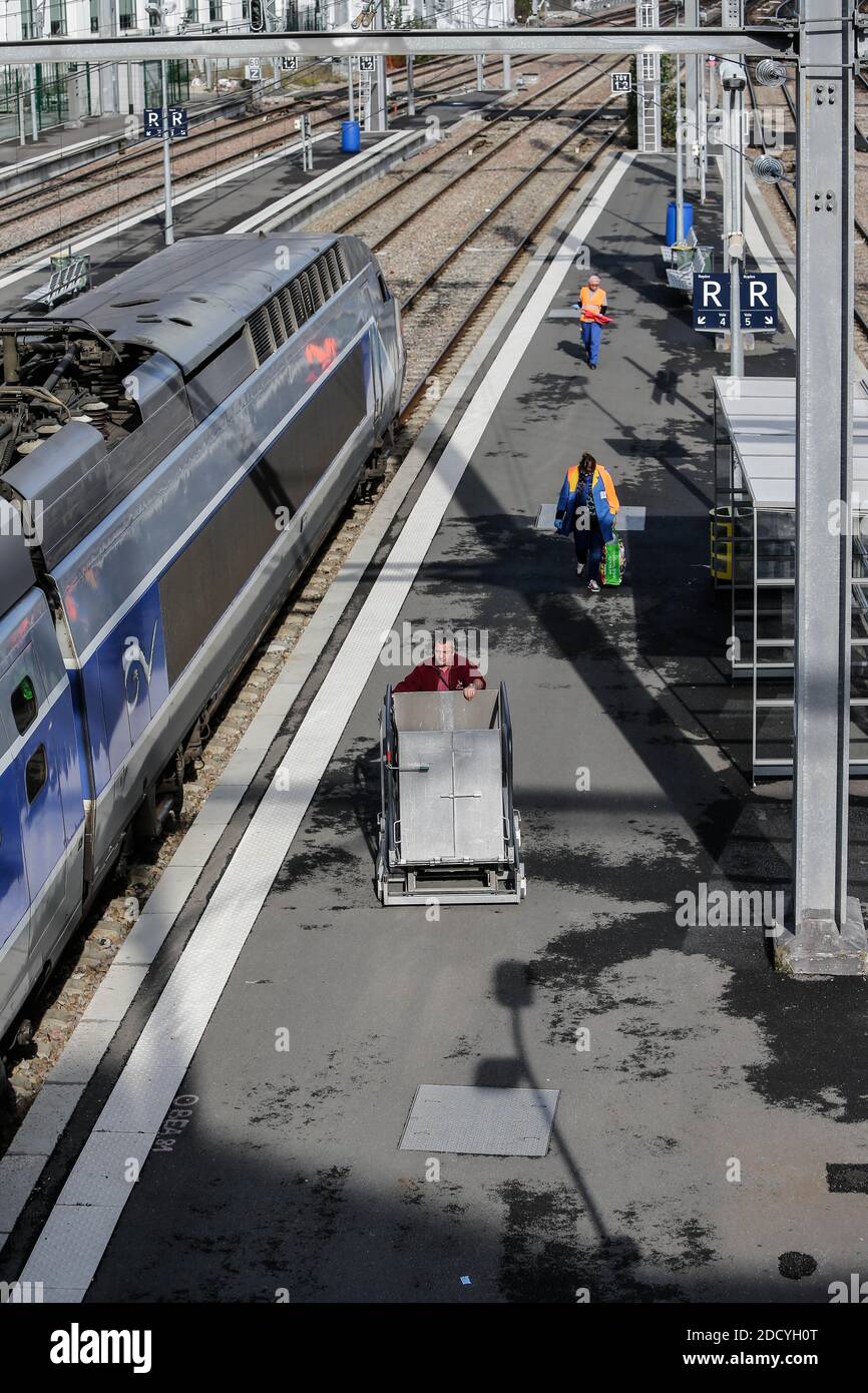 Illustration photos of the Bordeaux St Jean SNCF train station in ...