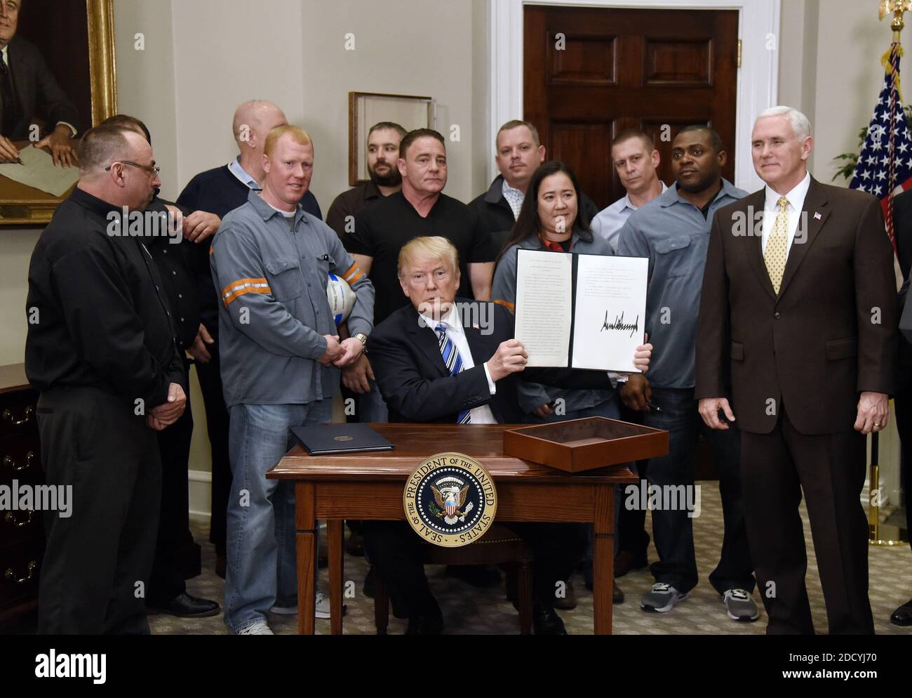 Signing proclamation hi-res stock photography and images - Alamy