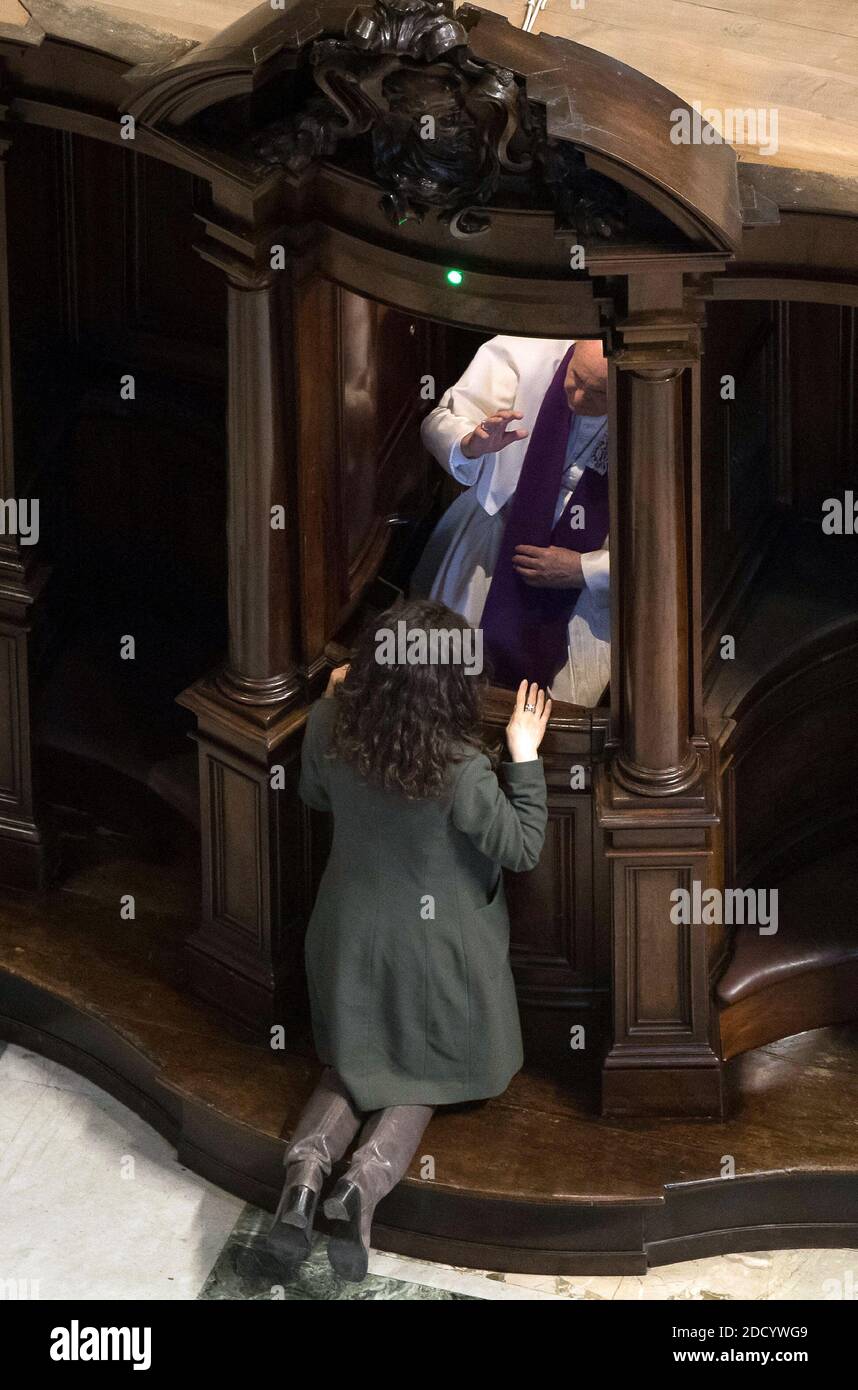 Confessionals in st peters basilica hi-res stock photography and images ...