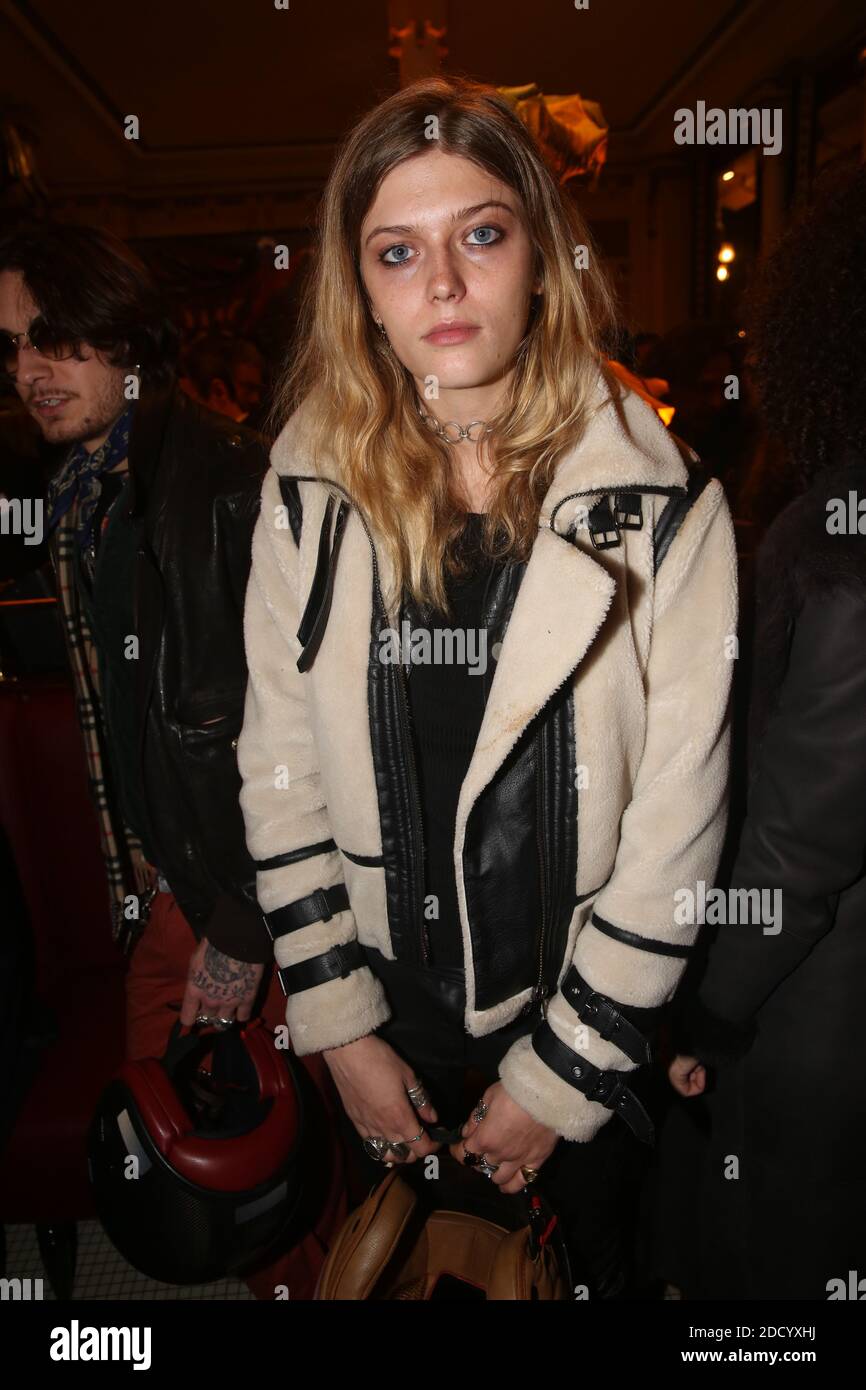 Lea Rostain assistent au vernissage de l'exposition des peintures de ...