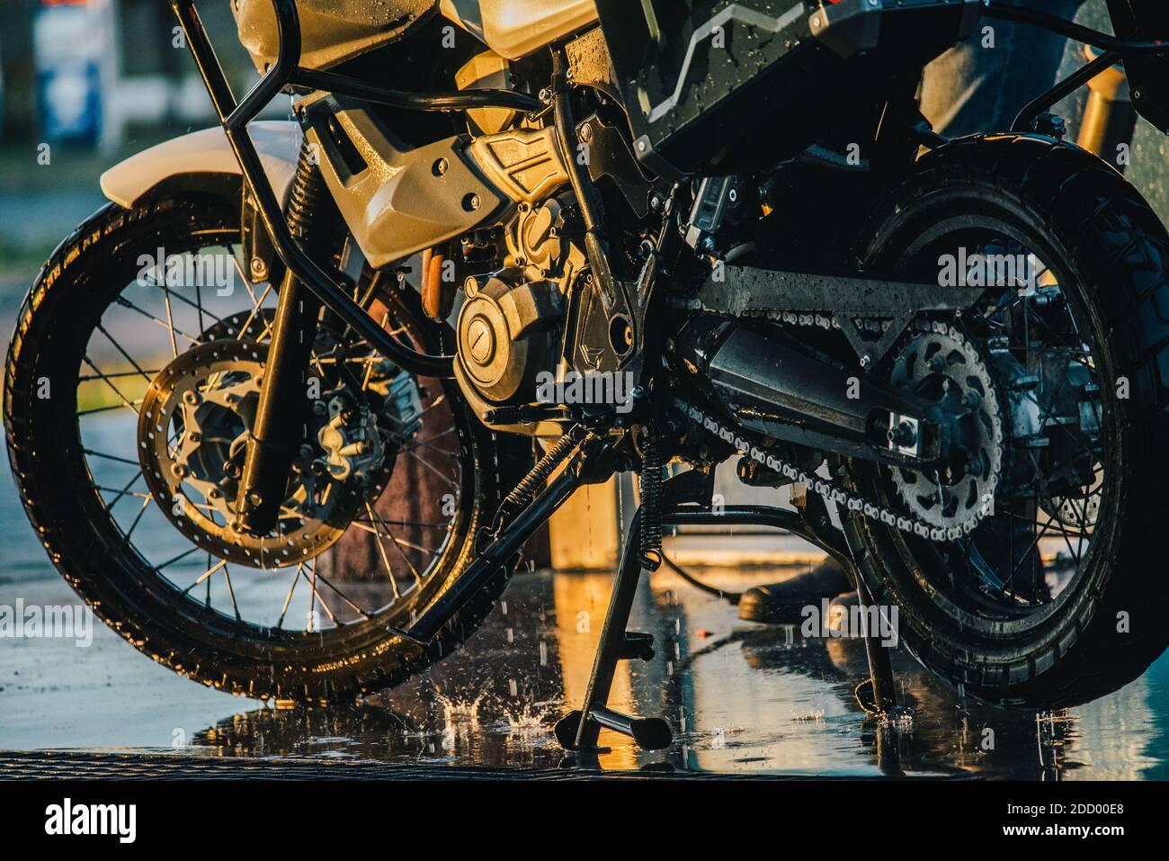 Wet motorcycle tank hi-res stock photography and images - Alamy
