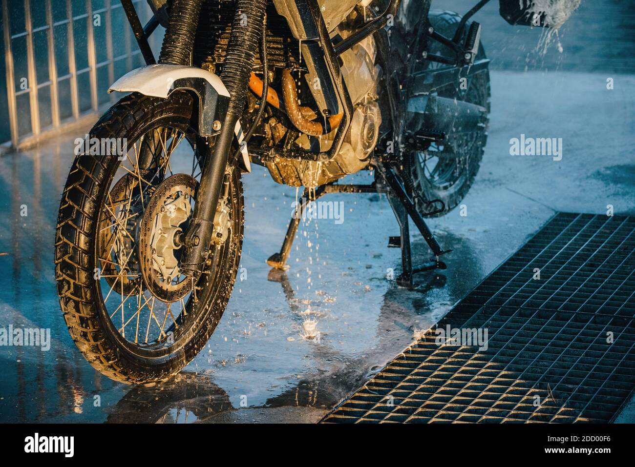 Wet motorcycle tank hi-res stock photography and images - Alamy