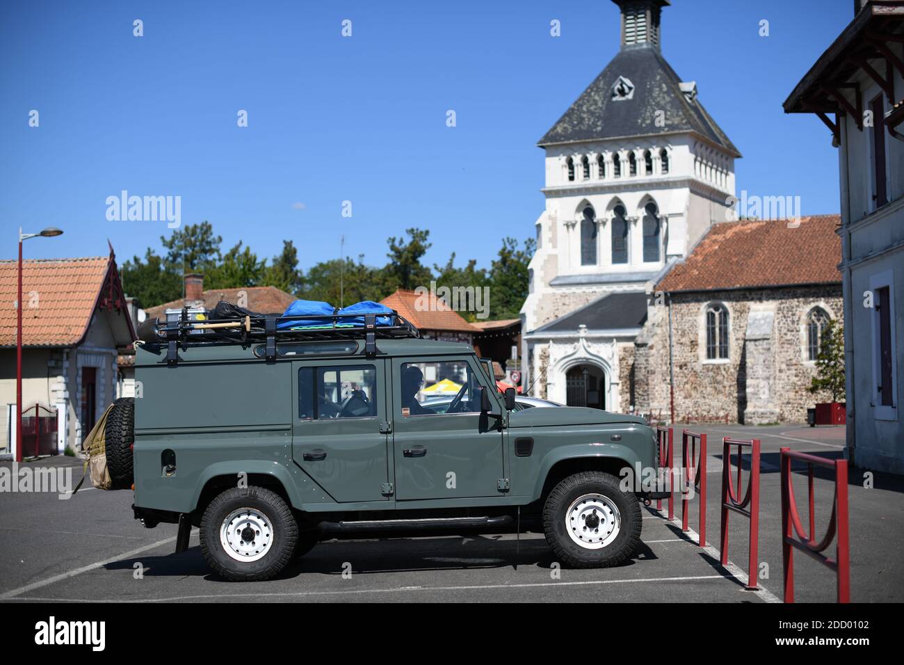 Land rover defender 110 camping hi-res stock photography and images - Alamy