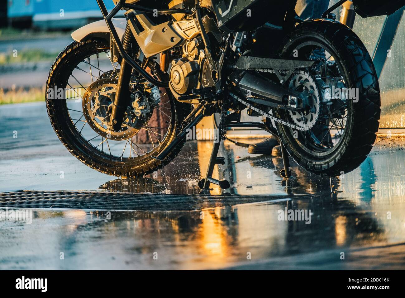 Wet motorcycle tank hi-res stock photography and images - Alamy