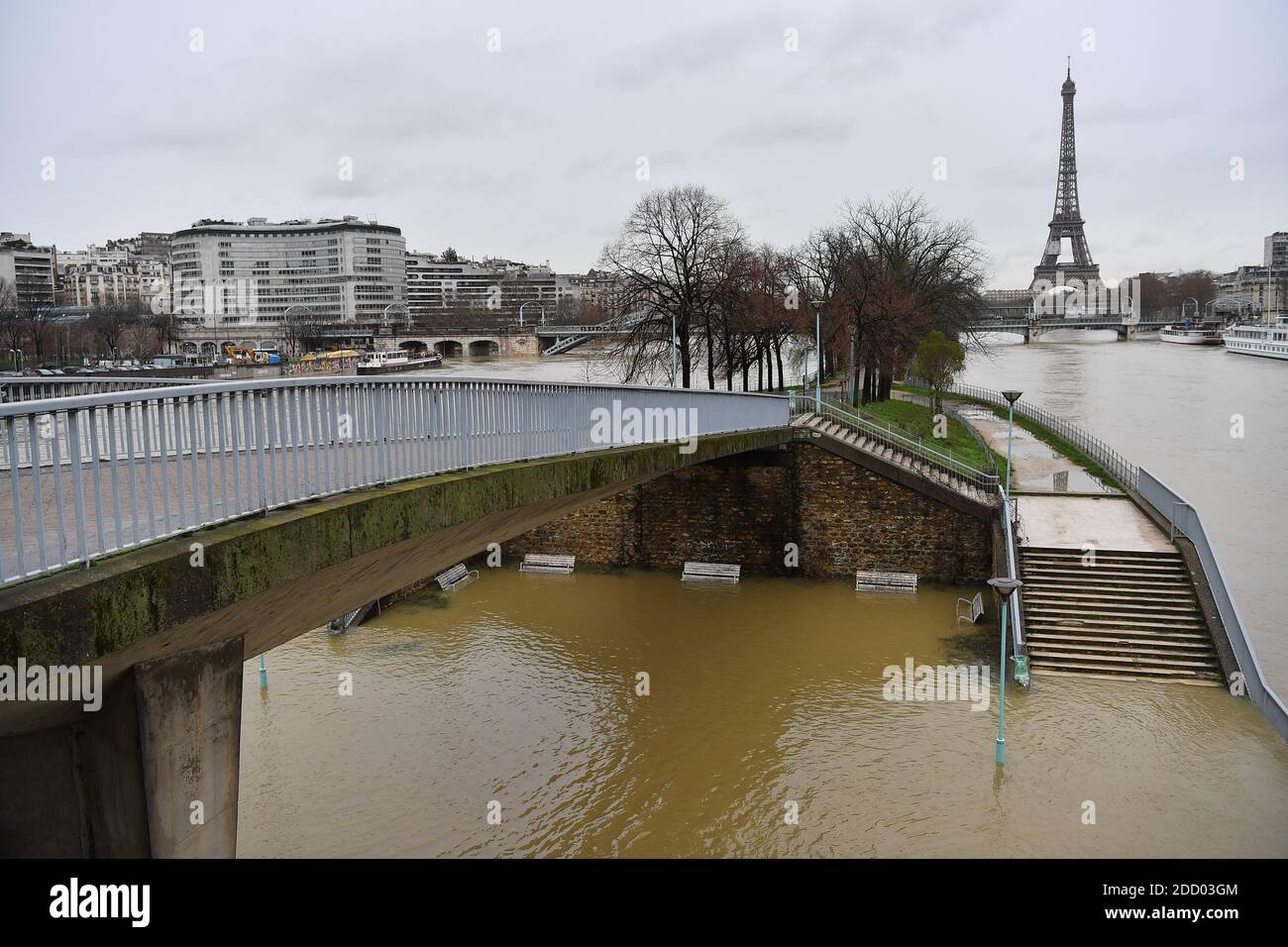 River banks are under water as Seine river keep on rising in Paris ...