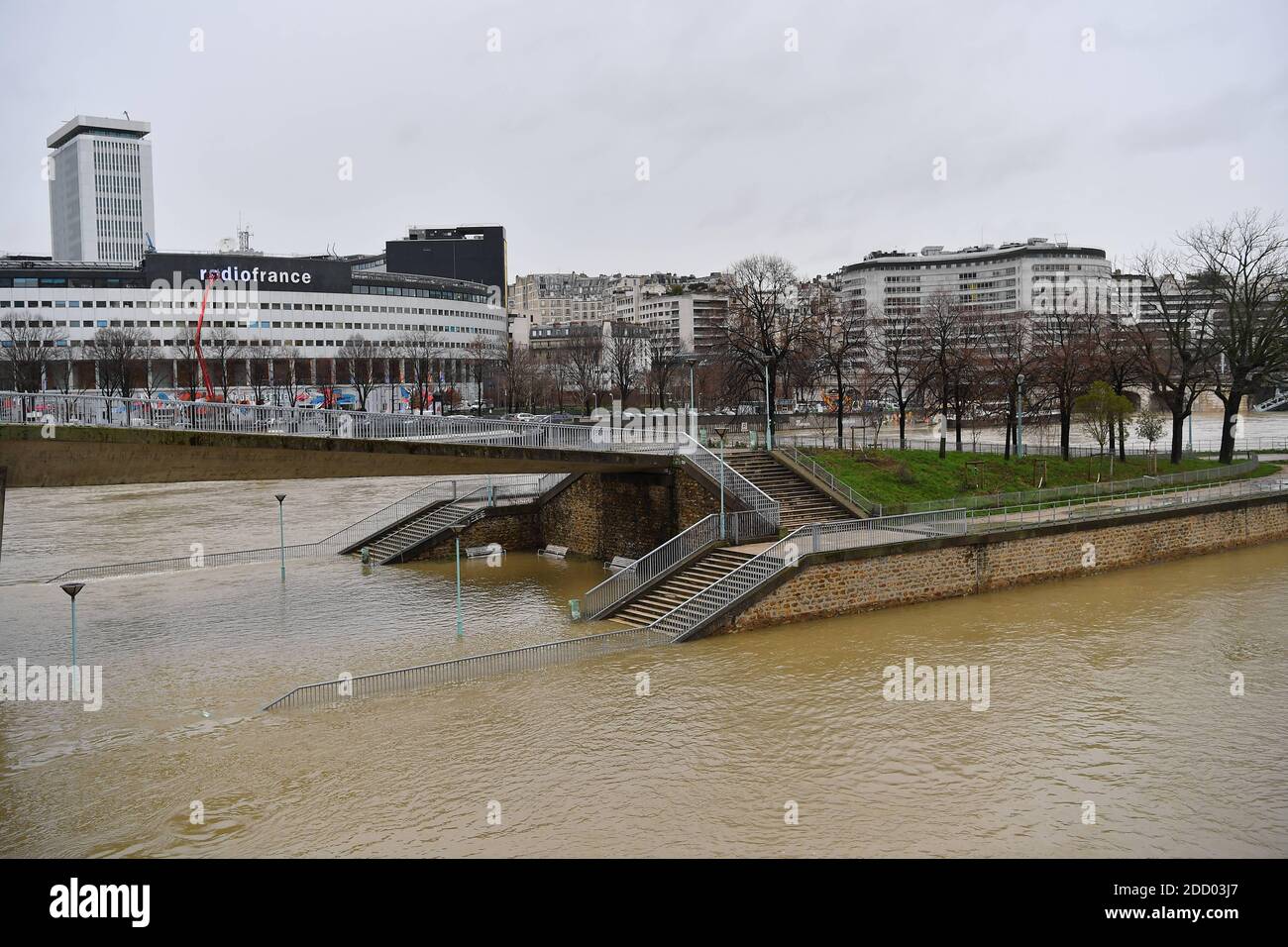 River banks are under water as Seine river keep on rising in Paris ...