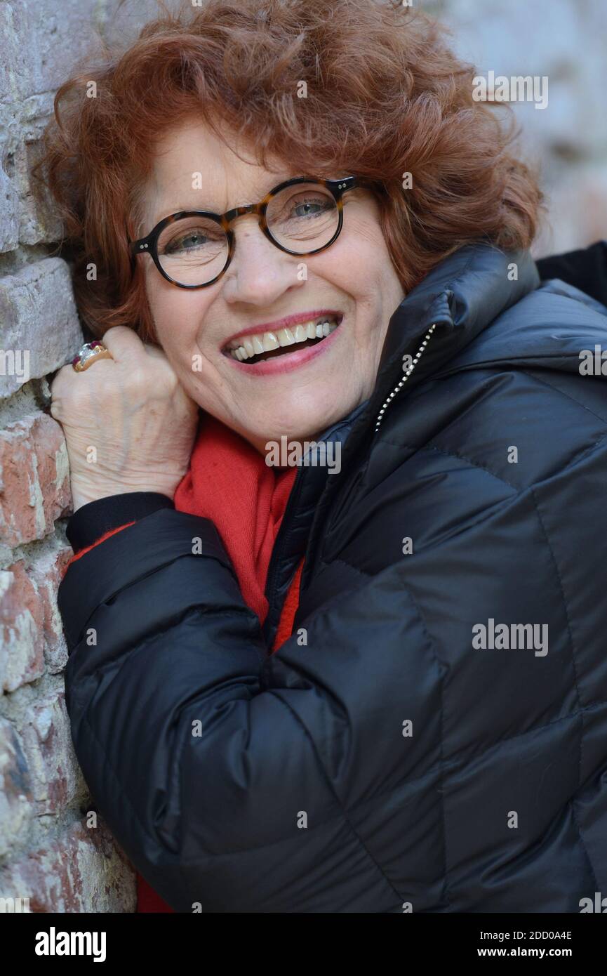 Andrea Ferreol pose pour une seance photo lors du 8eme Festival 2 ...
