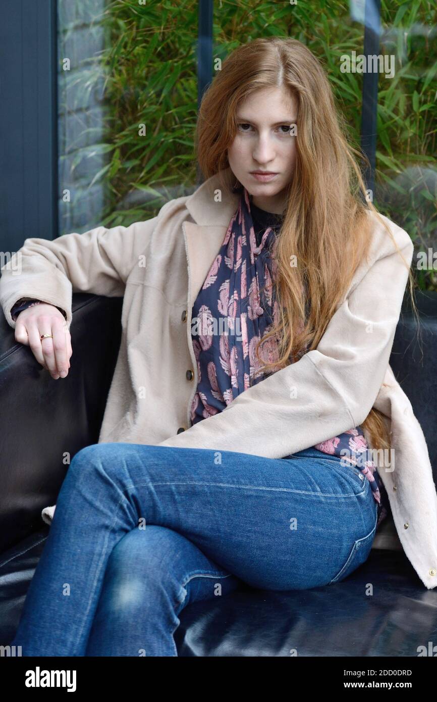 Agathe Bonitzer pose pour une seance photo lors du 8eme Festival 2 ...