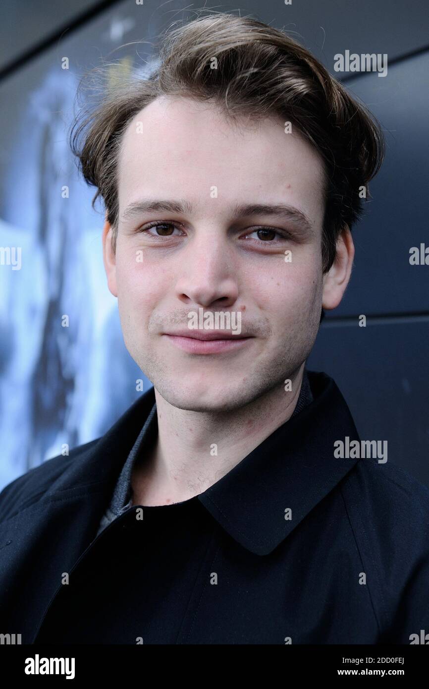 Leonard Scheicher assiste a la premiere du film La Revolution ...