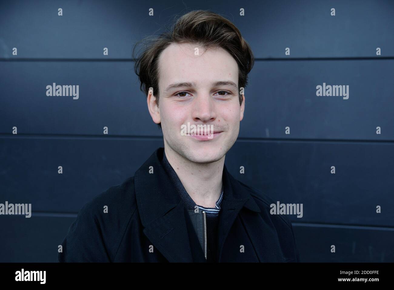 Leonard Scheicher assiste a la premiere du film La Revolution ...