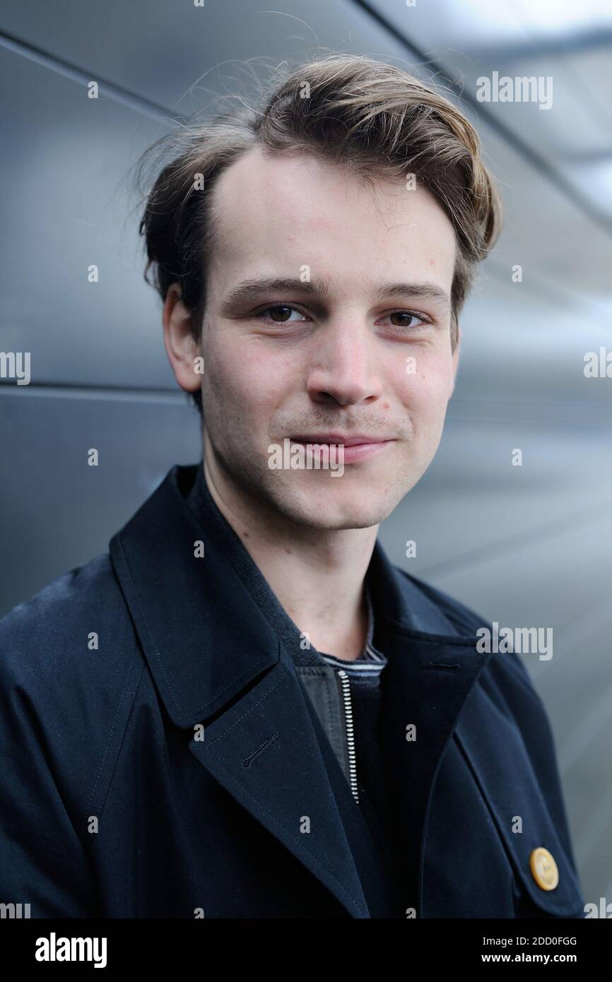 Leonard Scheicher assiste a la premiere du film La Revolution ...