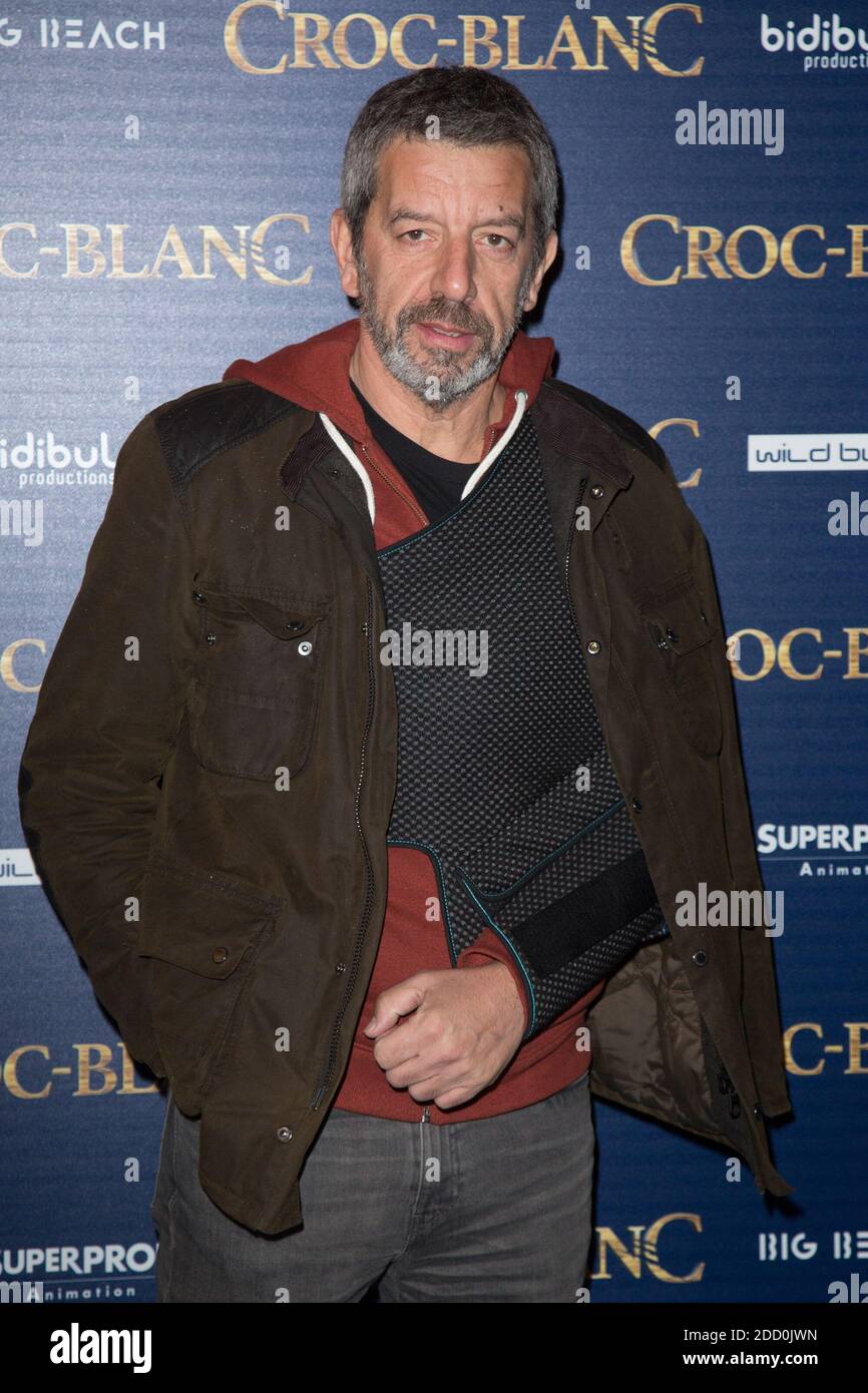 Michel Cymes avec une attelle suite a un acci­dent de ski lors de l ...