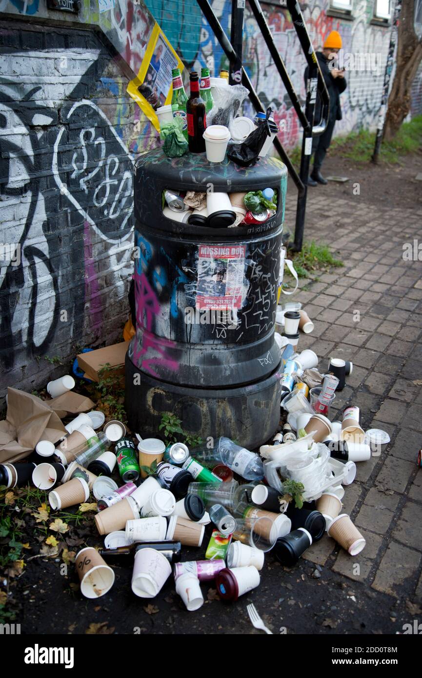 Litter takeaway cup hi-res stock photography and images - Alamy
